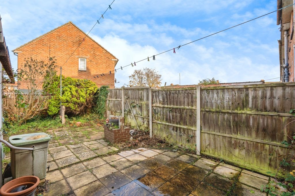 Grateley Crescent, Havant, Hampshire PO9, 2 bed end terrace house for ...