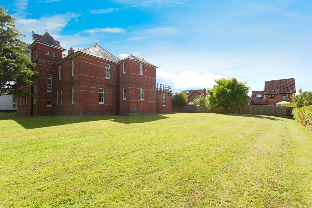 Oak Tree Way, Horsham RH13, 2 bed flat for sale, £250,000 | PrimeLocation