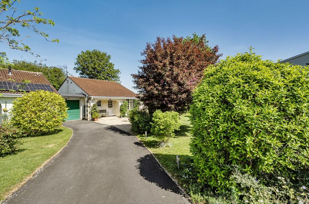 Alnwick, Toothill, Swindon SN5, 2 bed detached bungalow for sale, £ ...