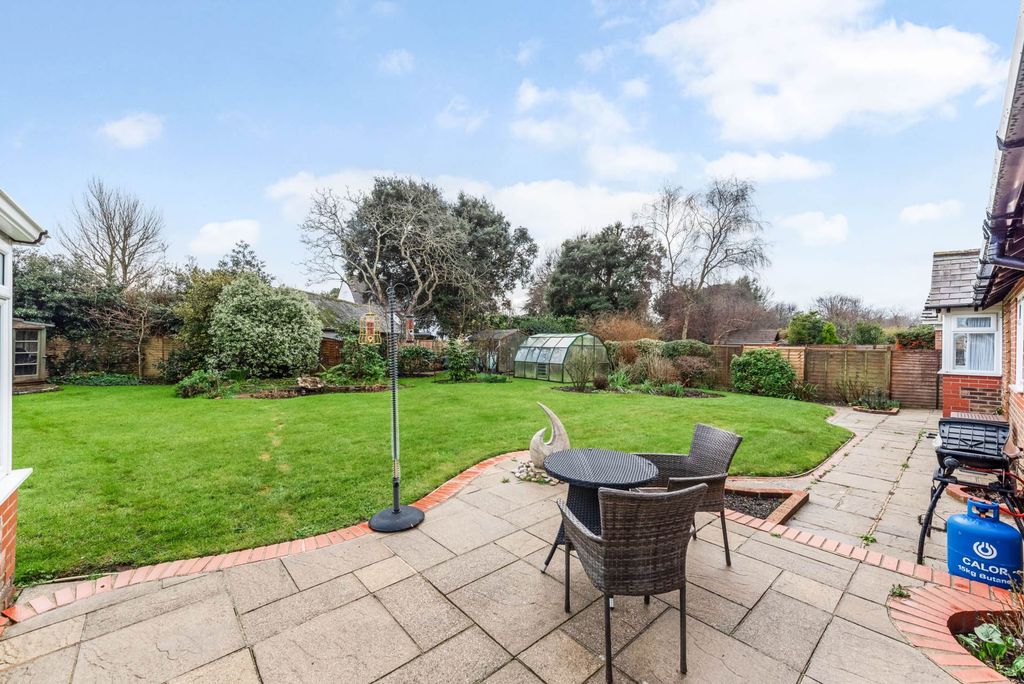 Earnley Manor Close, Earnley, West Sussex PO20, 4 bed detached bungalow ...