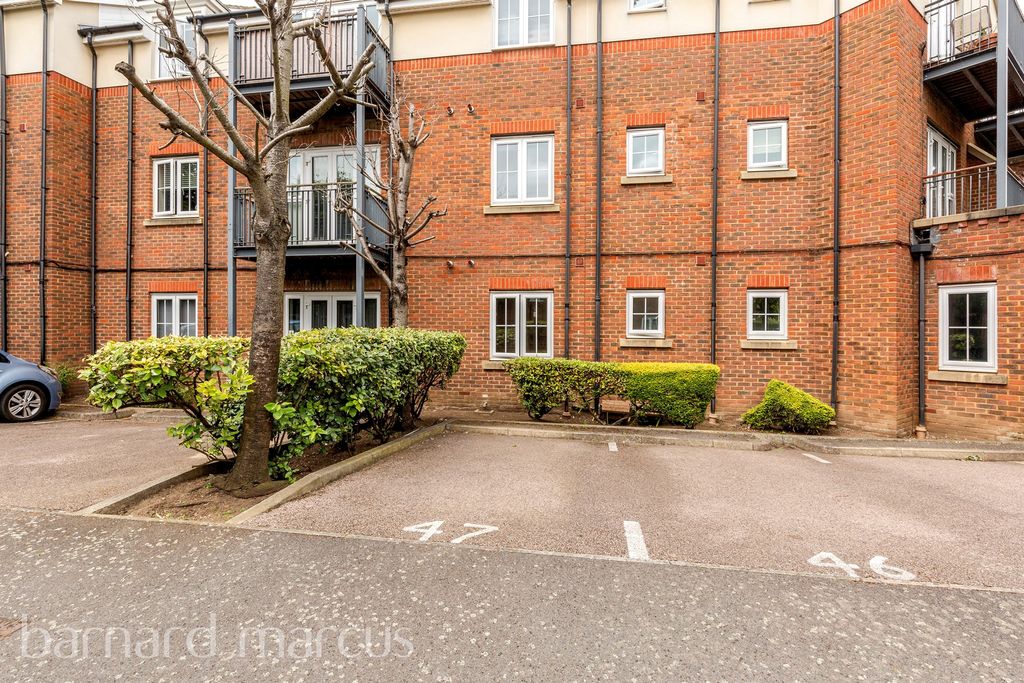 Hemlock Close, London SW16, 2 bed flat for sale, £315,000 | PrimeLocation