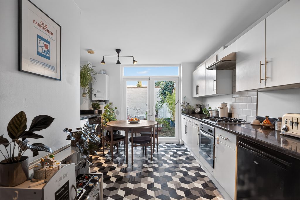 Ingatestone Road, London SE25, 2 bed maisonette for sale, £400,000 ...