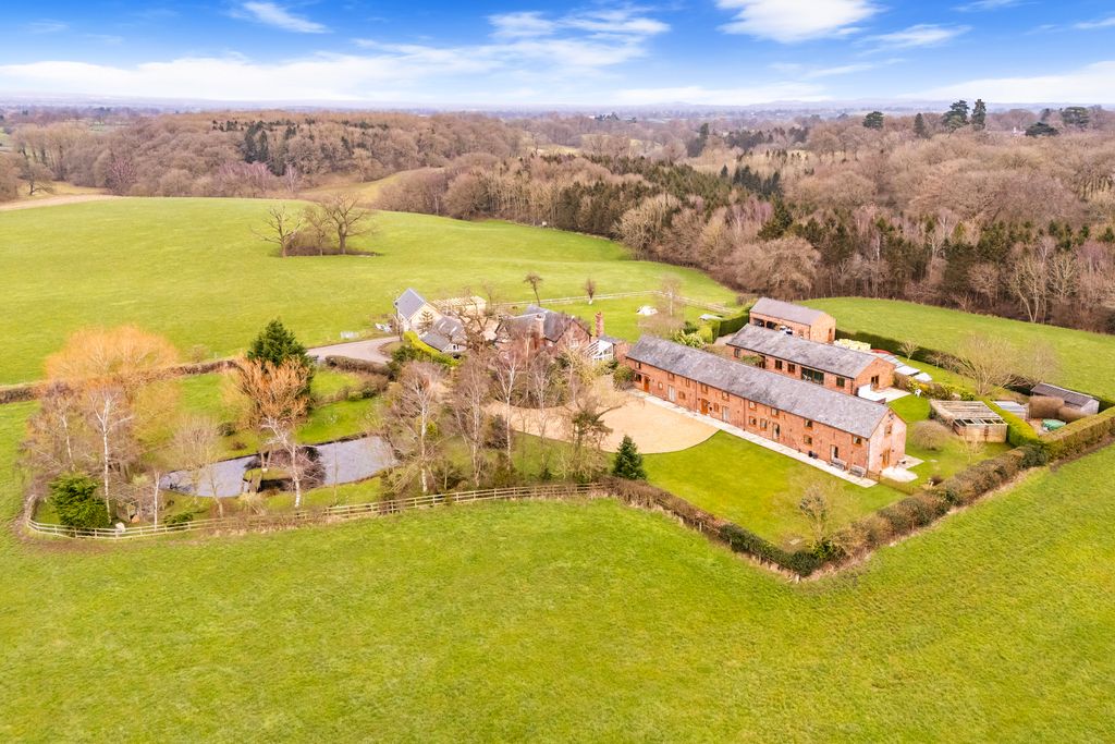 Breaden Heath, Whitchurch SY13, 6 bed barn conversion for sale, £ ...