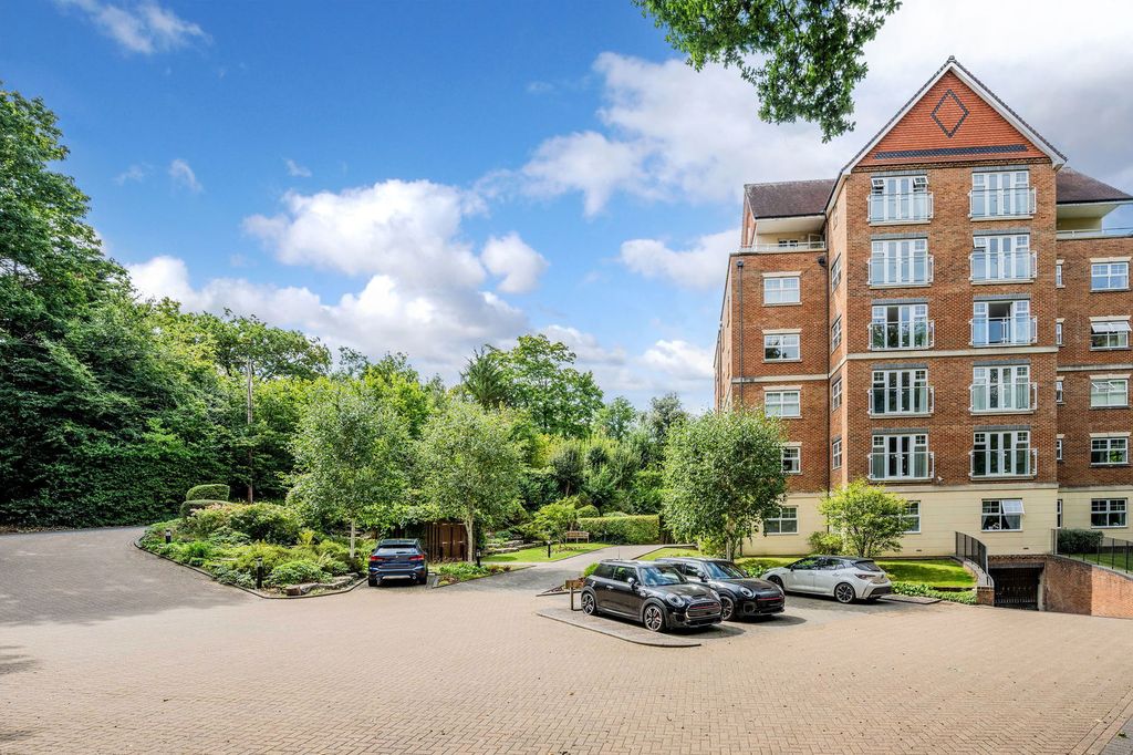 Valley Court, Wray Common Road, Reigate RH2, 2 bed penthouse for sale ...
