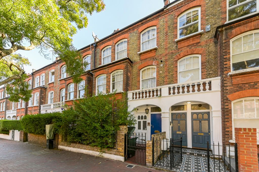 Albert Bridge Road SW11, 2 bed flat to rent, £2,750 pcm | PrimeLocation