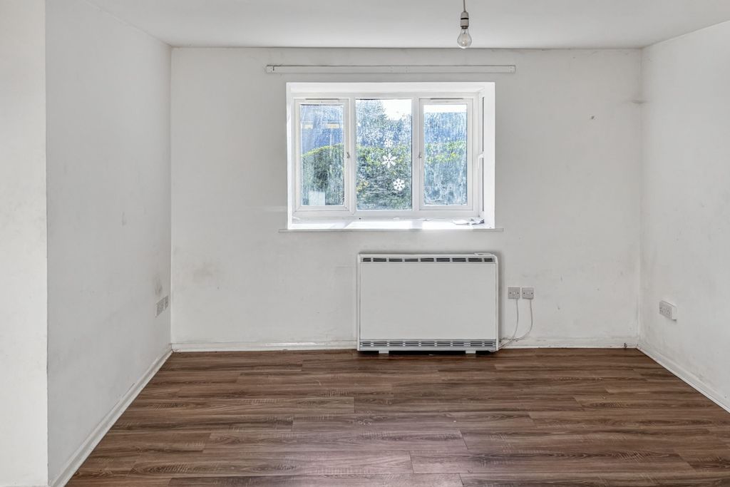 Chestnut Road, Vange, Basildon SS16, 2 bed flat for sale, £135,000 ...