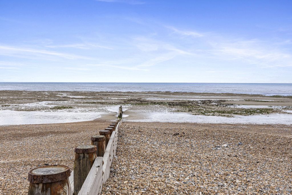 Ocean Parade, South Ferring BN12, 2 bed flat for sale, £240,000 ...