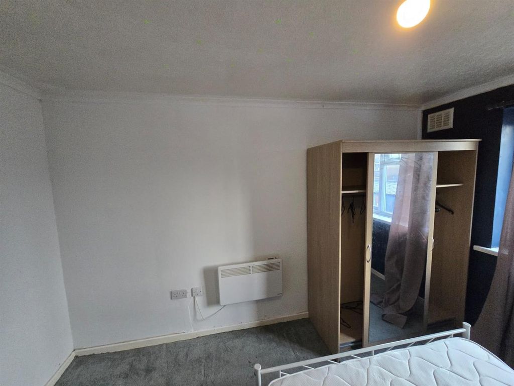 Springhill Close, Walsall WS4, 1 bed flat to rent, £800 pcm | PrimeLocation