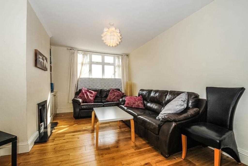 Mansell House, Patmore Estate, Nine Elms, London SW8, 3 bed flat for ...