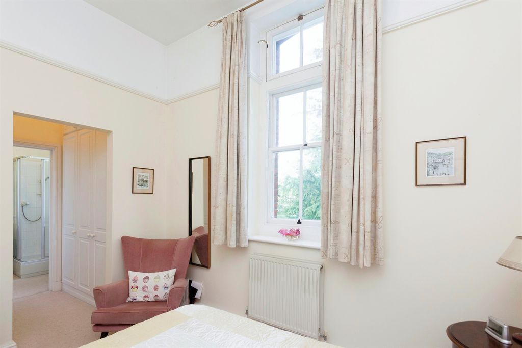 Oak Tree Way, Horsham RH13, 2 bed flat for sale, £250,000 | PrimeLocation