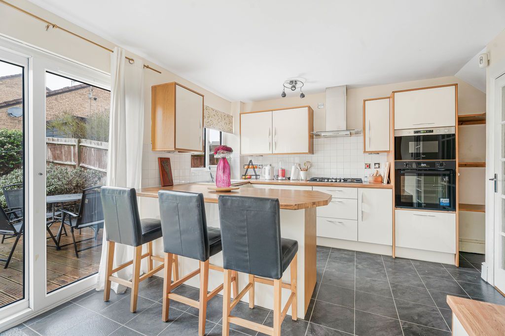 Wetherby Gardens, Bletchley, Milton Keynes MK3, 3 bed semi-detached ...