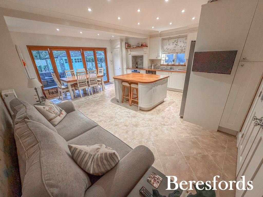 Fleet Close, Upminster RM14, 3 bed semi-detached house for sale, £ ...