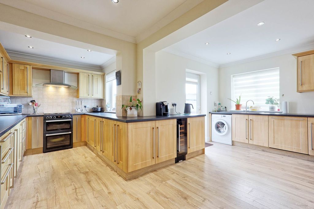 Cedar Hall Gardens, Benfleet SS7, 3 bed semi-detached house for sale, £ ...