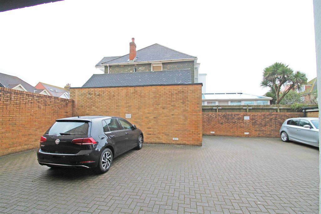 Kingsway, Hove BN3, 3 bed flat to rent, £2,000 pcm | PrimeLocation