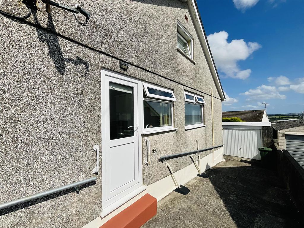 Oaklands, Llanelli SA14, 2 bed detached bungalow for sale, £165,000 ...