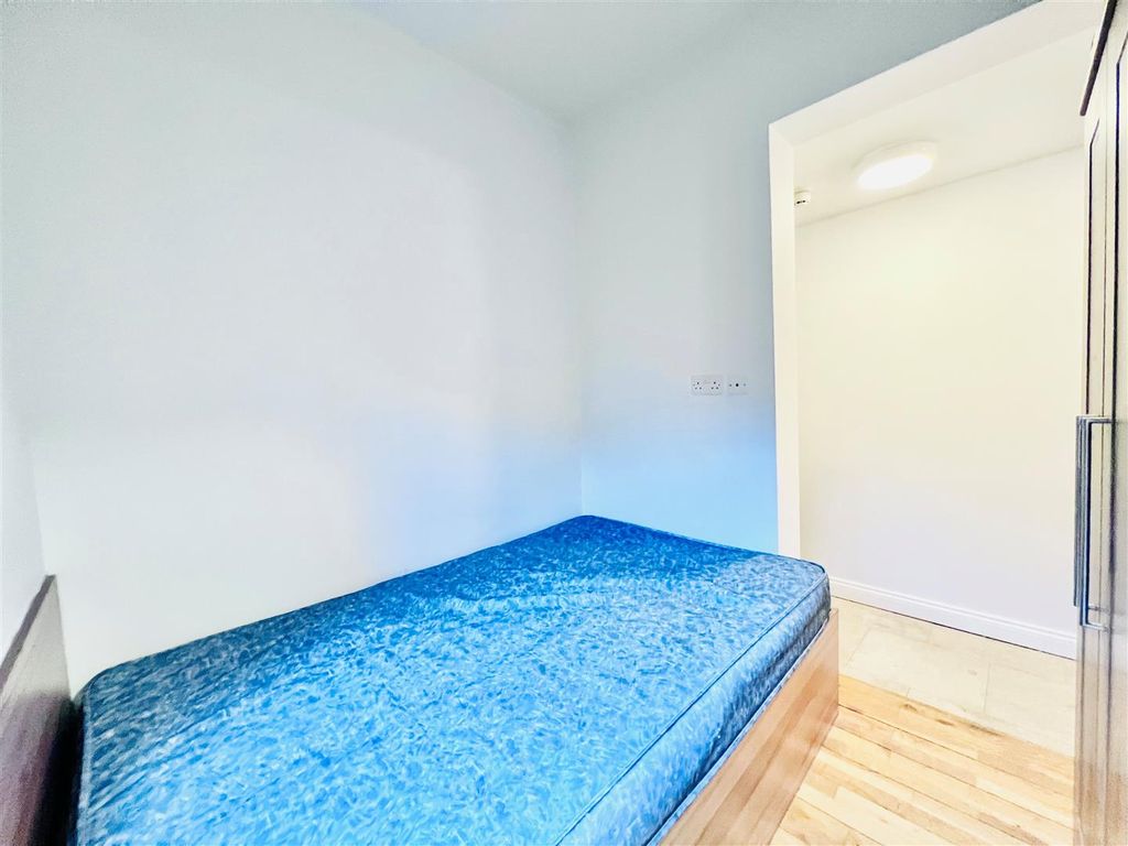 Room 8 Broad Street, City Centre, Nottingham NG1, Room to rent, £500 ...