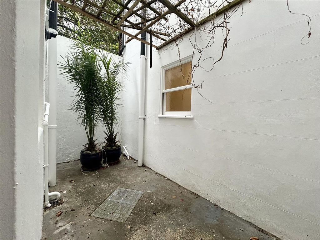 Denmark Terrace, Brighton BN1, Studio to rent, £1,050 pcm | PrimeLocation