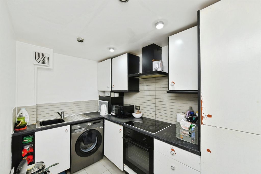Hawkers Lane, Plymouth PL3, 2 bed flat for sale, £170,000 | PrimeLocation