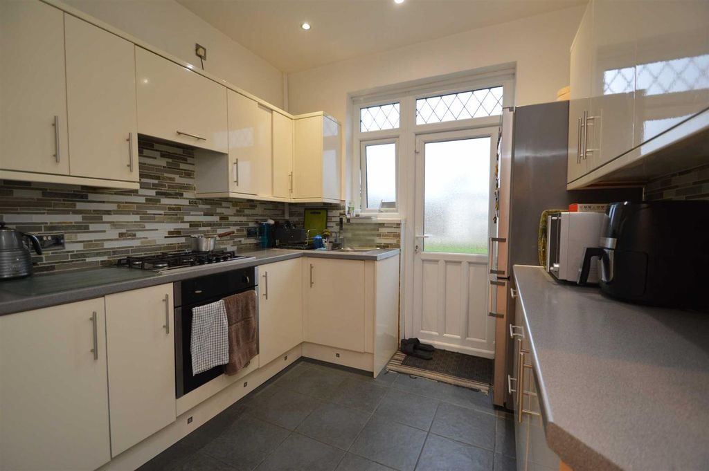Roding Lane South, Redbridge IG4, 3 bed semi-detached house for sale, £ ...