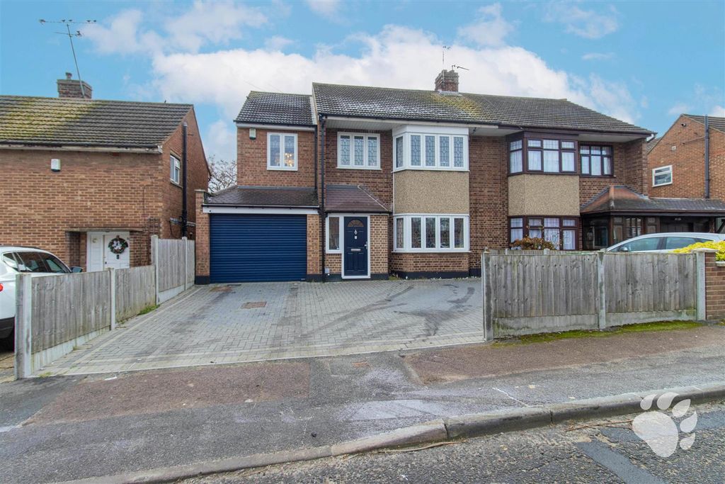 Roberts Road, Laindon SS15, 4 bed semi-detached house for sale, £ ...