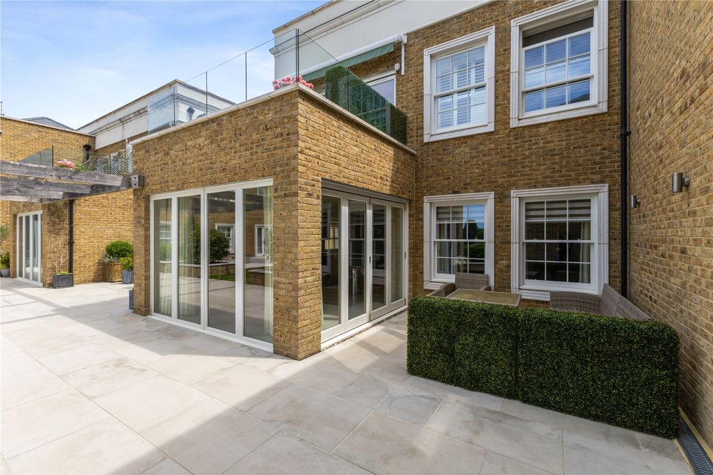 Connaught Square, Winchester, Hampshire SO22, 2 bed flat for sale, £ ...
