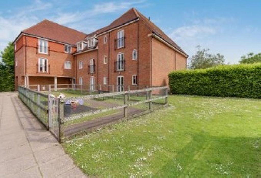 Wingfield Court, Banstead SM7, 2 bed flat to rent, £1,800 pcm ...