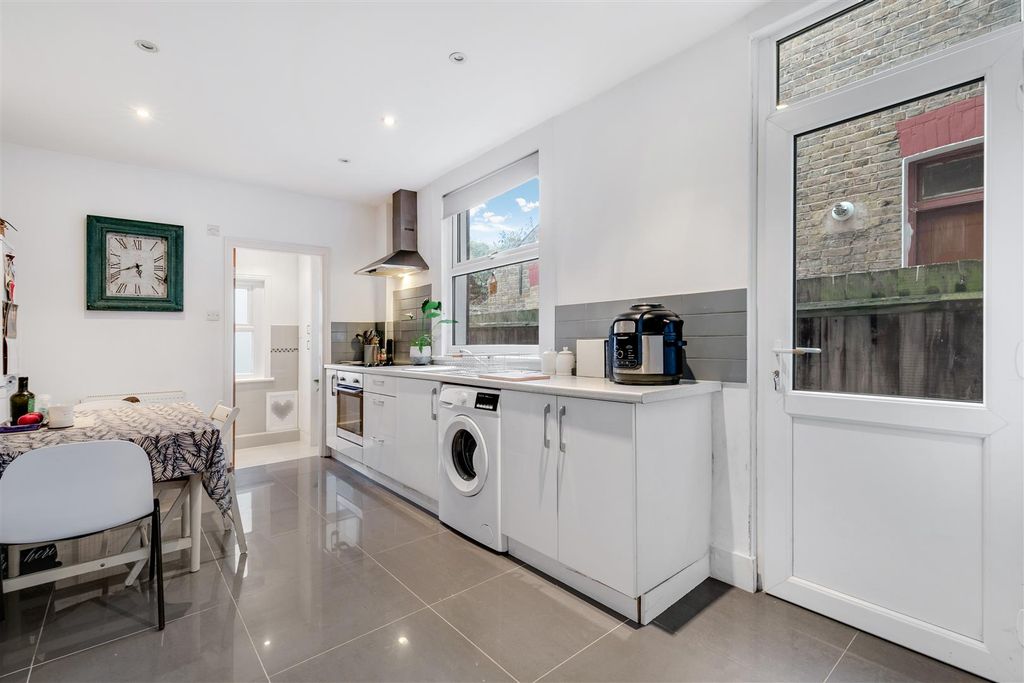 Boundary Road, Colliers Wood SW19, 1 bed flat to rent, £1,800 pcm ...