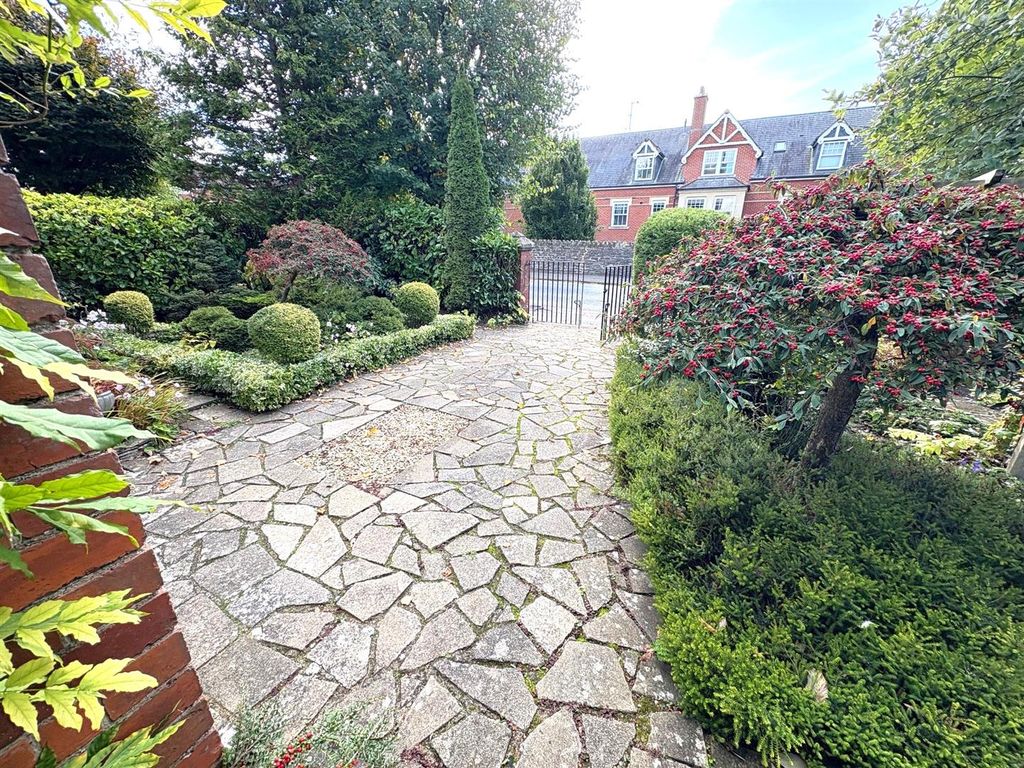 Westlecot Road, Old Town, Swindon SN1, 5 bed semi-detached house for ...