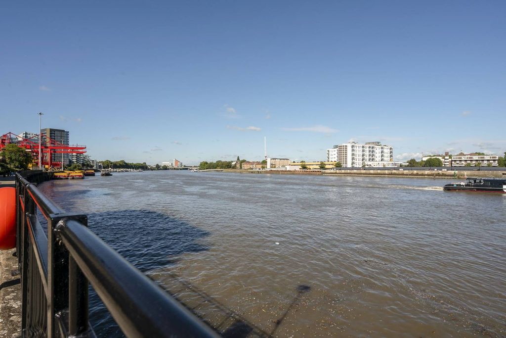 Smugglers Way, Wandsworth, London SW18, 2 bed flat to rent, £3,800 pcm ...