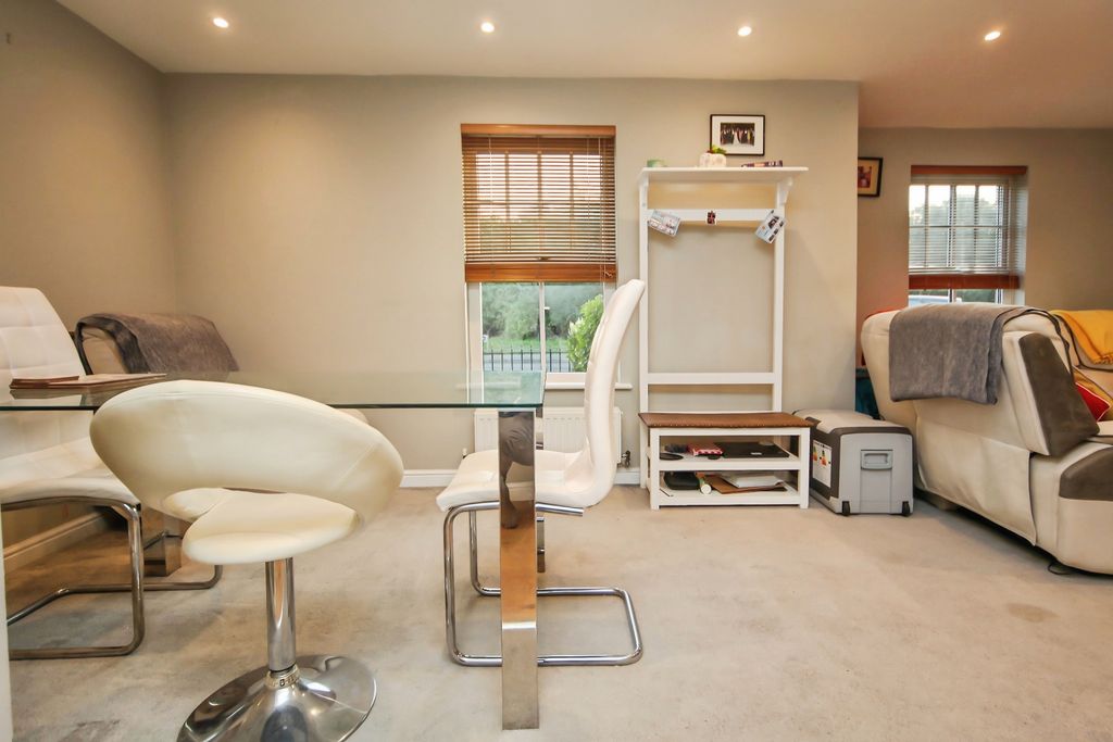 Morecroft Drive, Warwick CV34, 2 bed flat for sale, £215,000 ...