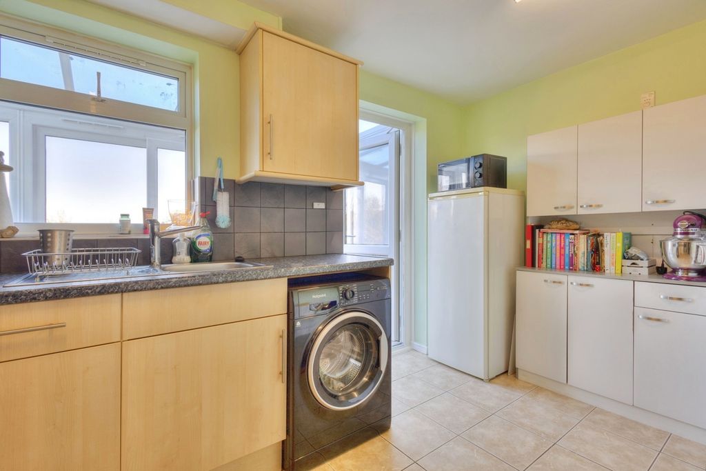 Linnet Close, Wellingborough, Northamptonshire NN8, 2 bed semi-detached ...