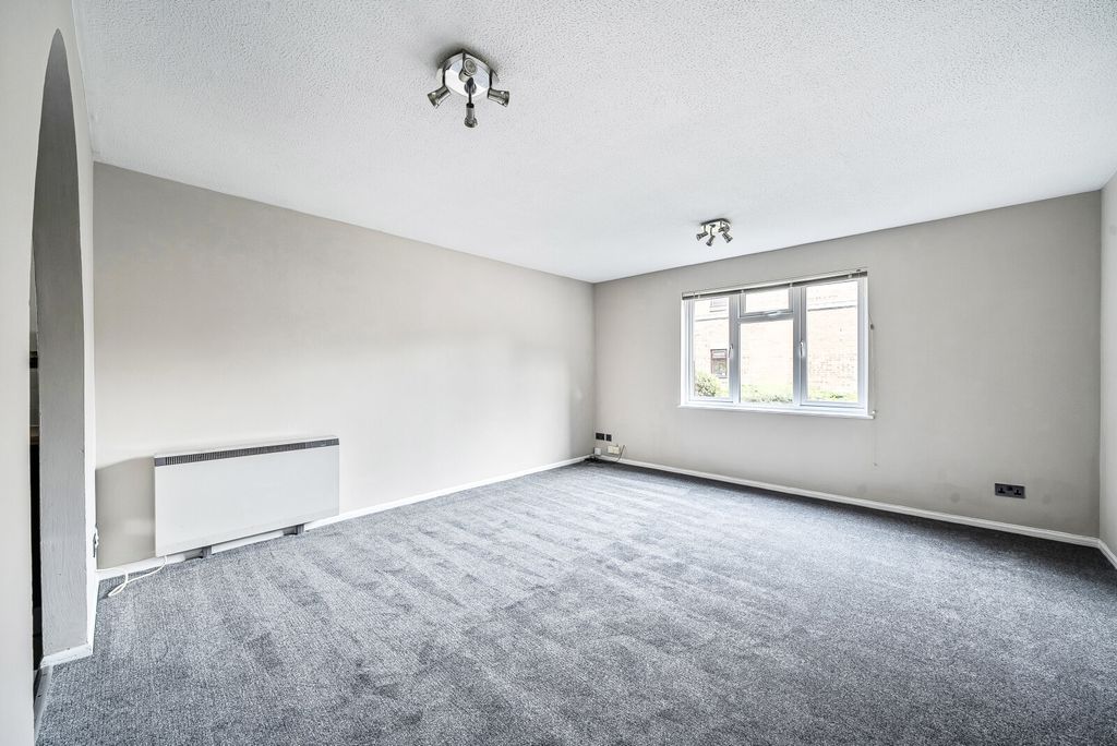 Dorchester Court, Woking GU22, 2 bed flat for sale, £319,500 ...