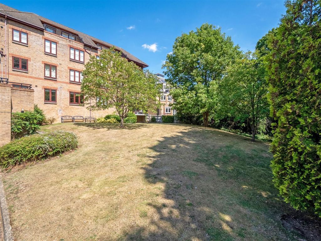 Crescent Road, Enfield EN2, 3 bed flat for sale, £1,000,000 | PrimeLocation