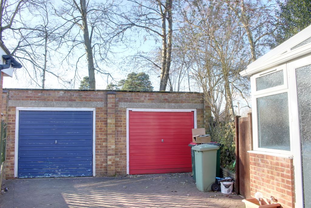 Hardy Close, Crawley RH10, 3 bed semi-detached house to rent, £1,950 ...