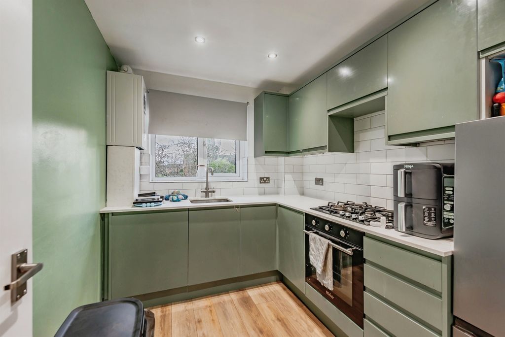 Willow Court, Horley RH6, 1 bed flat for sale, £200,000 | PrimeLocation