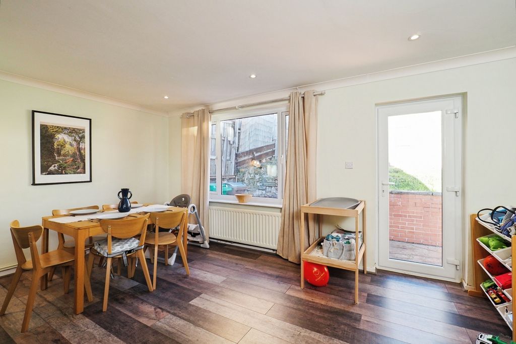 Mays Avenue, Nottingham, Nottinghamshire NG4, 3 bed semi-detached house ...