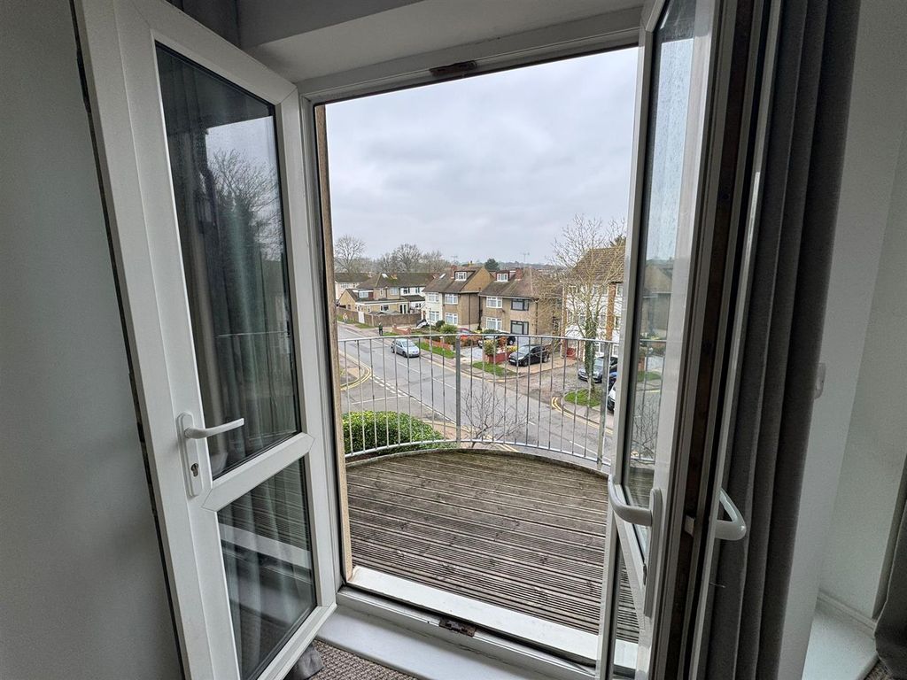 Wolf Lane, Windsor SL4, 2 bed flat for sale, £290,000 | PrimeLocation