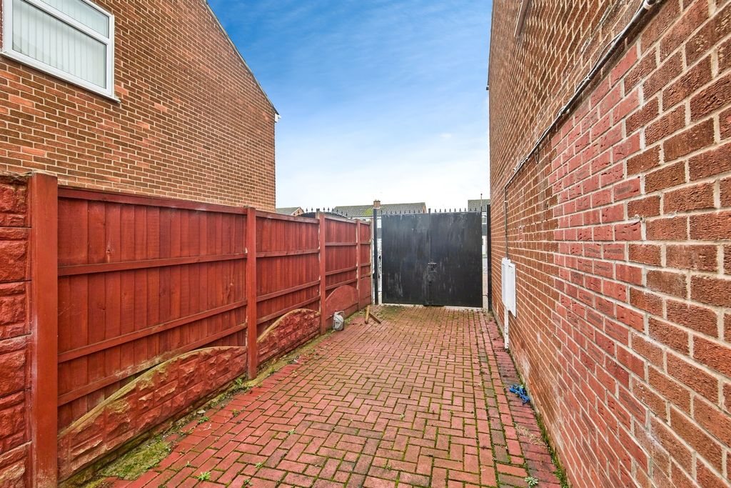 Derwent Drive, Stenson Fields, Derby DE24, 3 bed semi-detached house ...