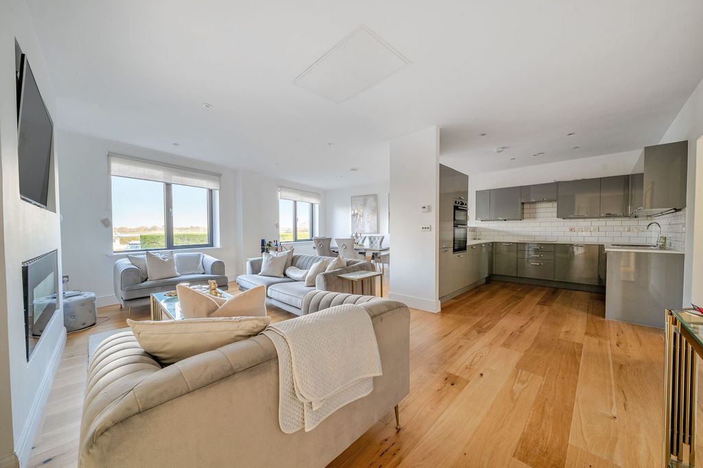 Northney Marina, The Round House Northney Marina PO11, 3 bed flat for ...