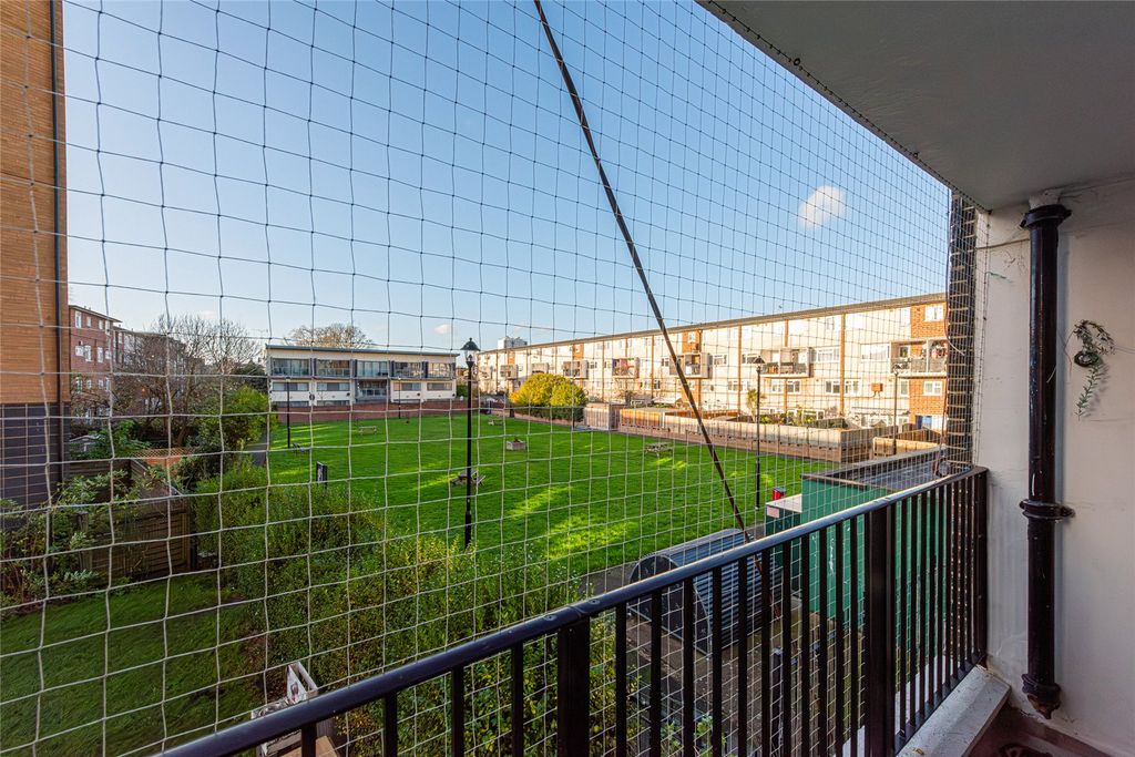 Fields Estate, Lansdowne Drive, London Fields, London E8, Studio to ...