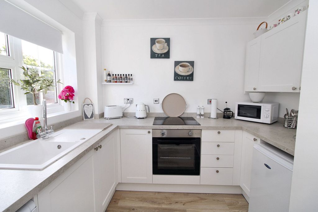 Earl Howe Road, Holmer Green HP15, 1 bed flat for sale, £238,000 ...