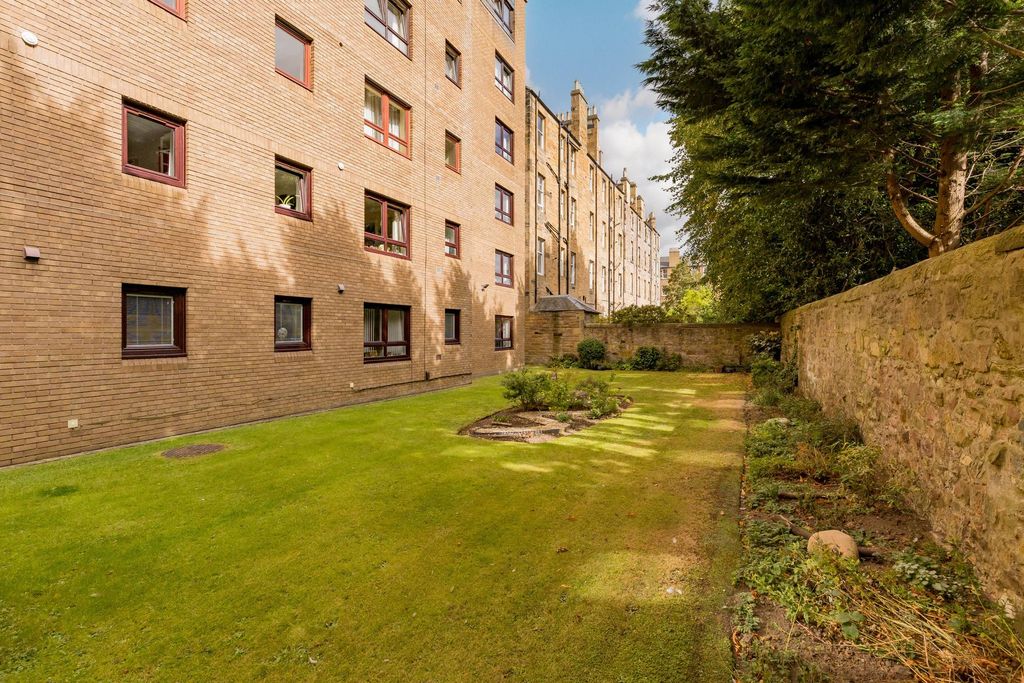 Polwarth Gardens, Edinburgh EH11, 2 bed flat for sale, £150,000 ...