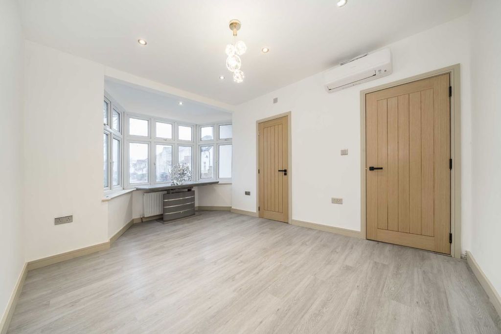 Cheyne Walk, London NW4, 6 bed detached house to rent, £4,250 pcm ...