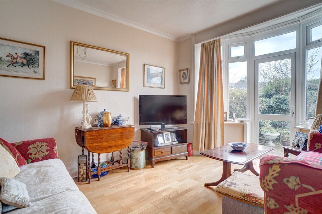 Sandown Avenue, Lakeside, Swindon, Wiltshire SN3, 3 bed semi-detached ...