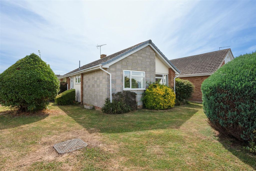 Macdonald Parade, Seasalter, Whitstable CT5, 2 bed detached bungalow ...