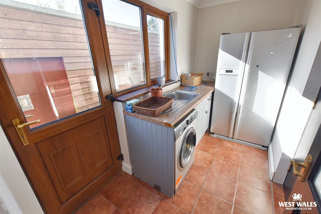 Church Close, Begelly, Kilgetty SA68, 3 bed detached house for sale, £ ...