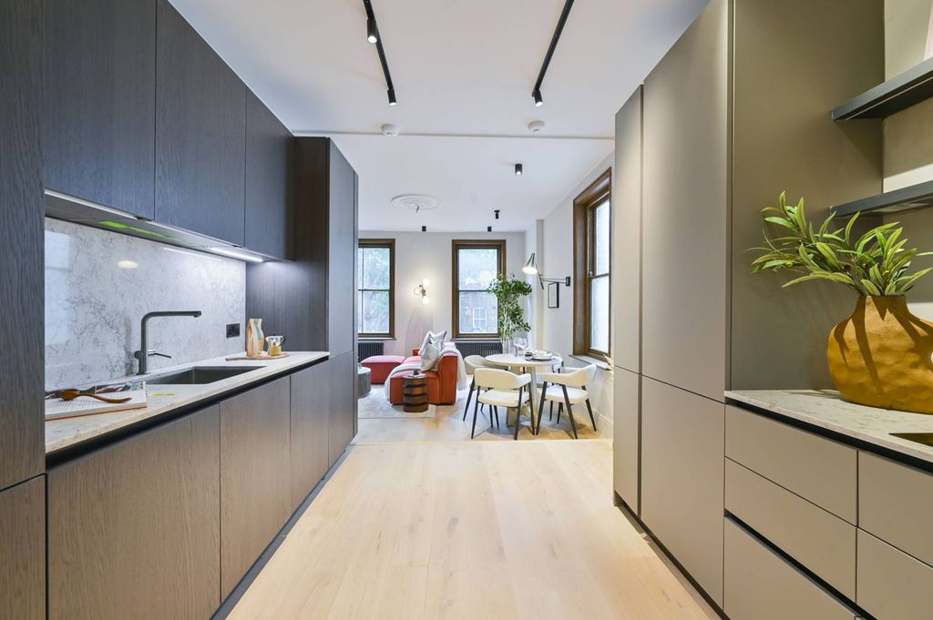 Southampton Row, Bloomsbury, London WC1B, 2 bed flat for sale, £ ...
