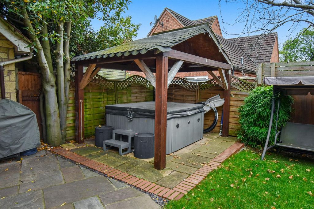 NN17, Bramblewood Road, Weldon, 6 bed detached house for sale, £525,000 ...
