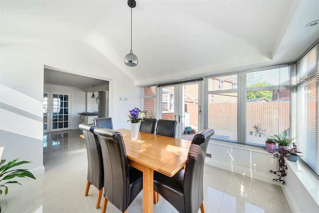 Frogmore Road, Blackwater GU17, 4 bed detached house for sale, £675,000 ...