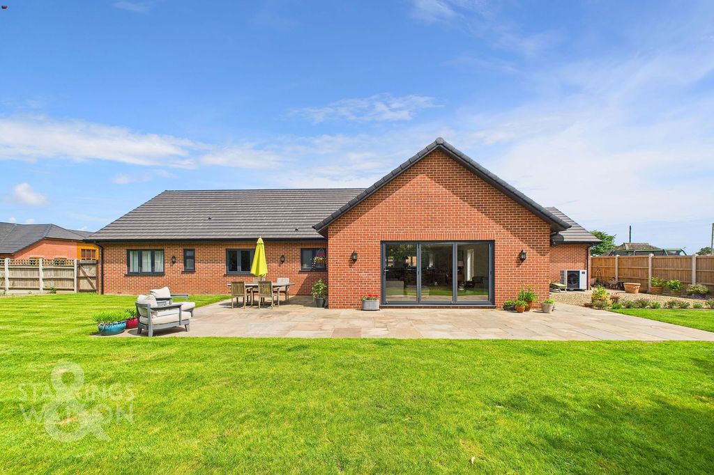 Back Lane, Rollesby, Great Yarmouth NR29, 4 bed detached bungalow for ...